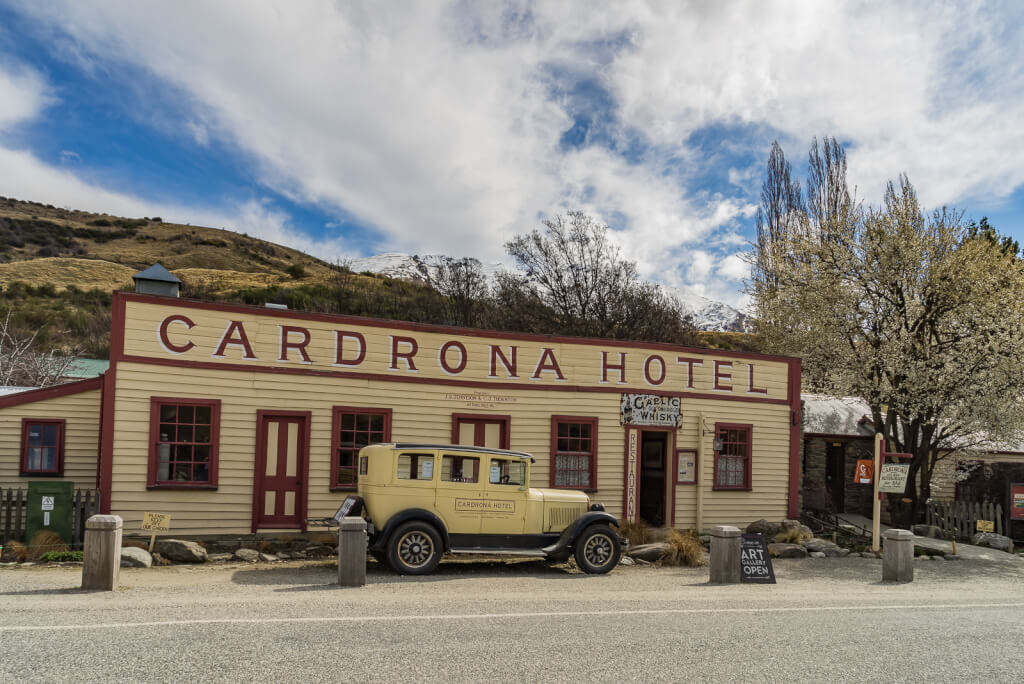 Cardrona Hotel: The Most Photographed Building in New Zealand ...