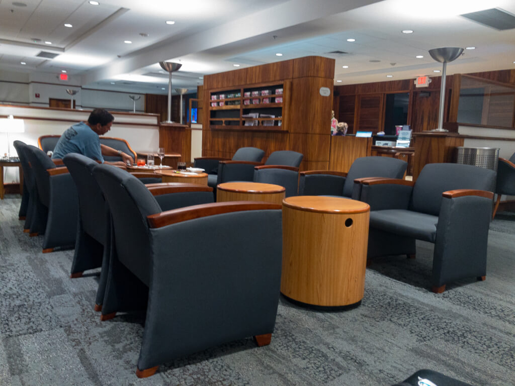 Review: Delta Sky Club Honolulu - Jeffsetter Travel